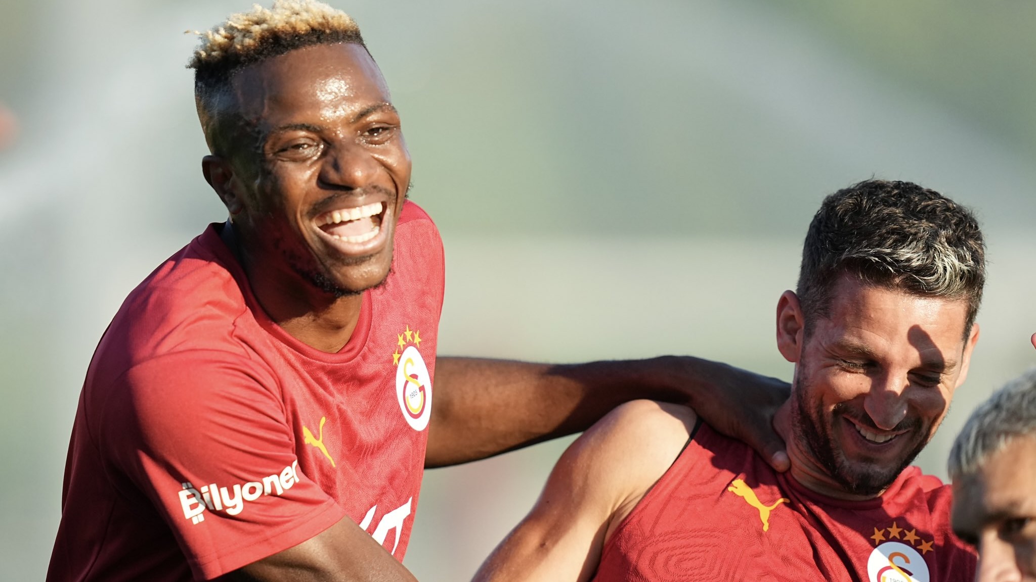 Osimhen, primo allenamento e sorrisi: inizia l'avventura al Galatasaray ...